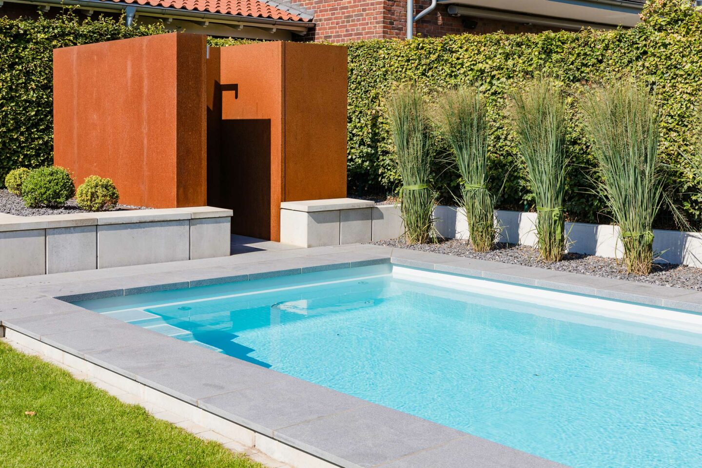 Moderne Pool-Anlage mit Sichtbeton-Mauer - Gartenbau – Landschaftsbau ...